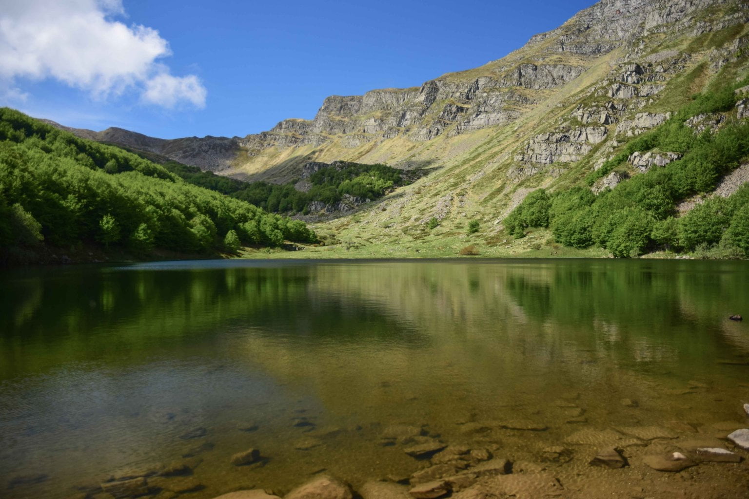 Trekking in Emilia Romagna: dal lago Baccio al monte Rondinaio, sull ...